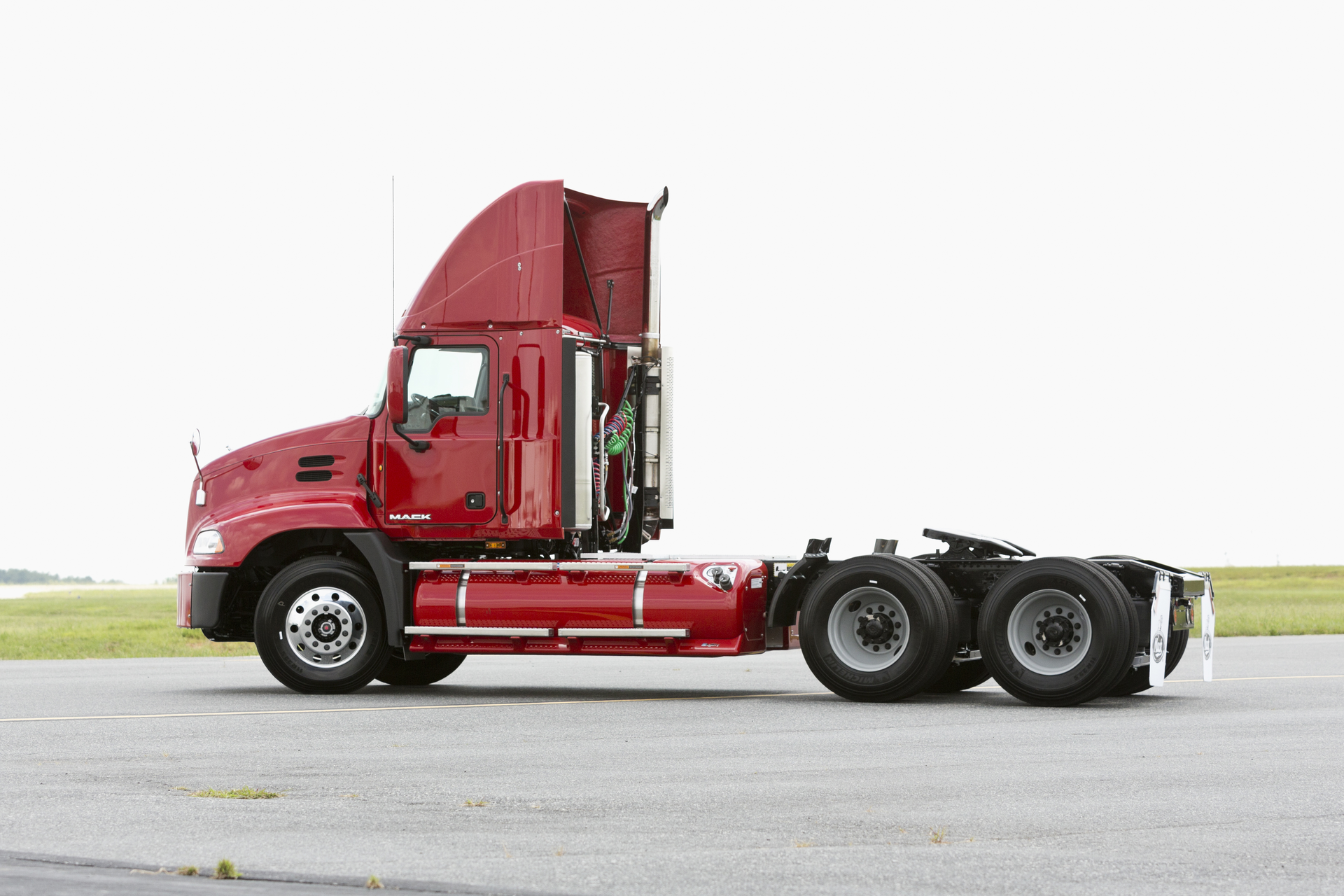 Natural gas-powered Mack Pinnacle models equipped with Eaton UltraShift ...