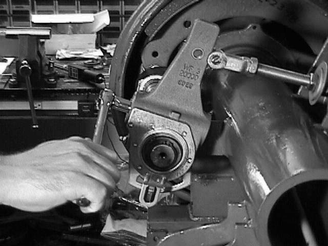 Automatic brake adjuster installation and maintenance | Fleet Maintenance
