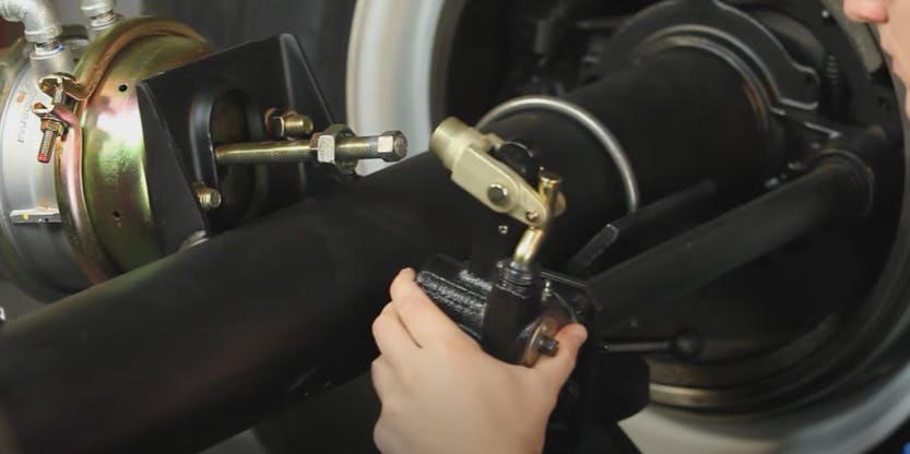How to inspect and repair slack adjusters | Fleet Maintenance