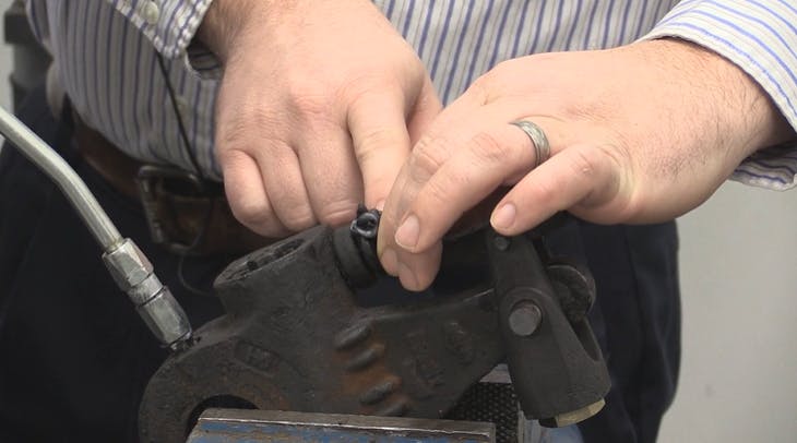 How to inspect and repair slack adjusters | Fleet Maintenance